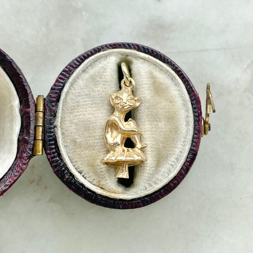 Vintage 2001 9ct gold pixie/imp sitting on a toadstool/mushroom charm ...