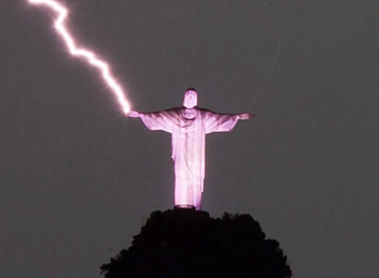 cristo redentor lightning