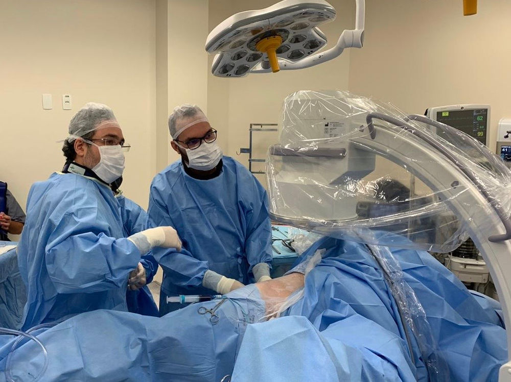 Litotripsia percutânea para o tratamento do cálculo renal coraliforme.