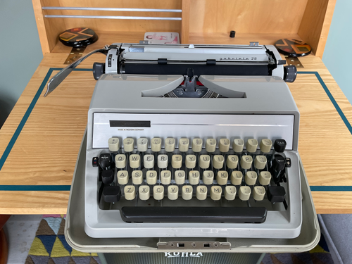 Adler Gabrielle 25 with carry case | typewriter services