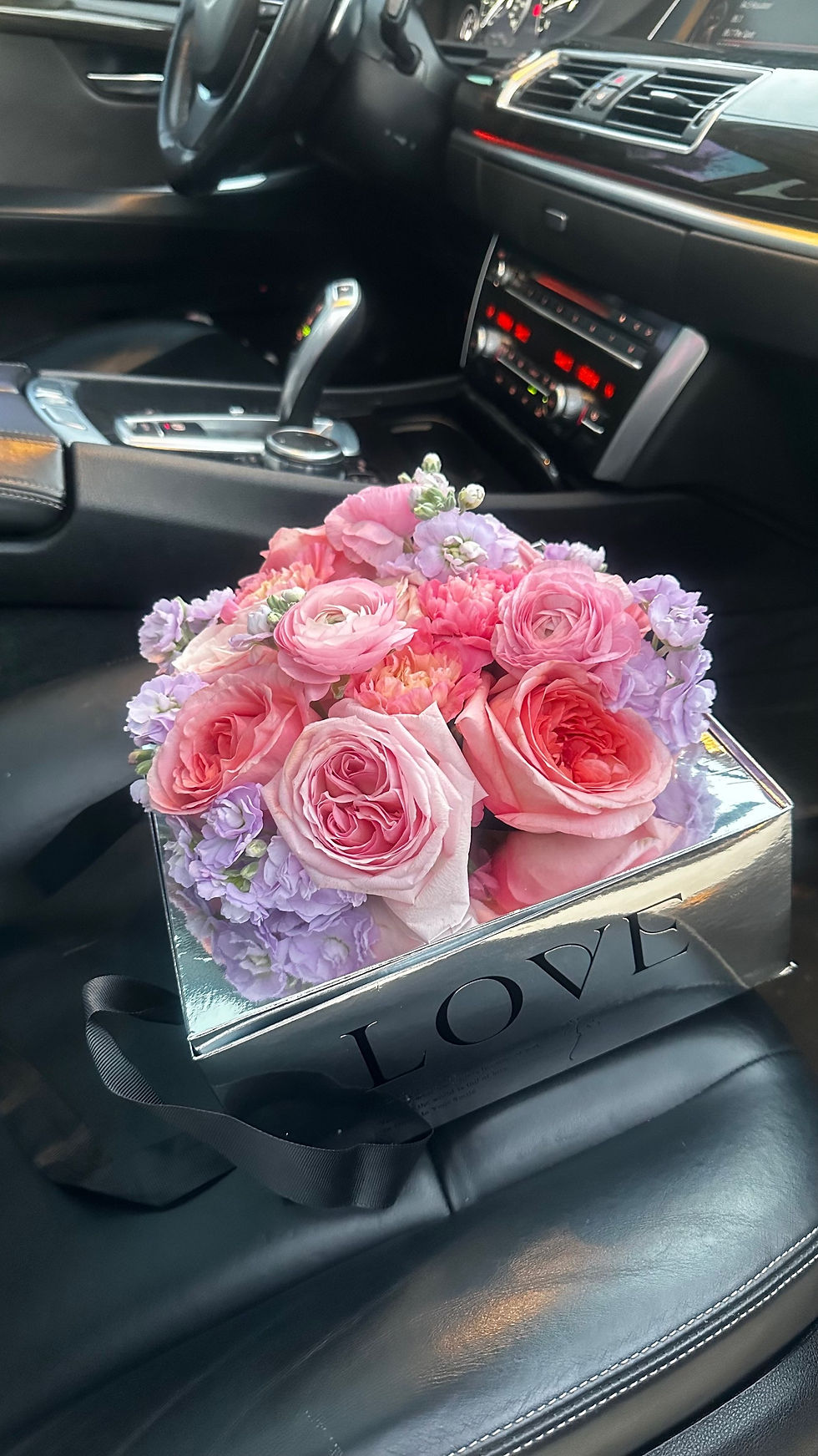 Flowers in a box delivery - Kvitkafa in Houston