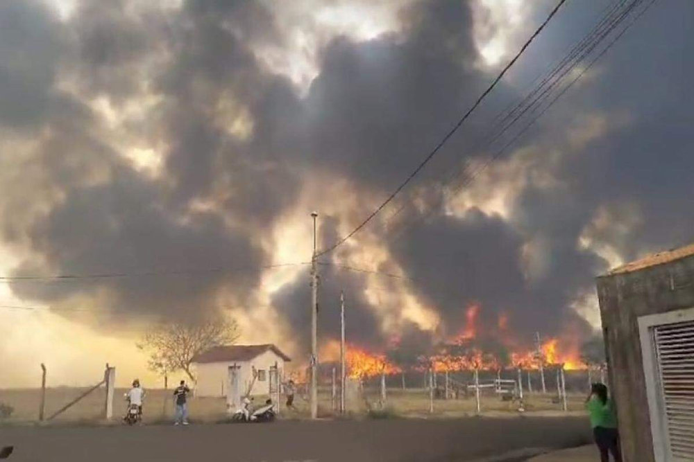 Incêndio de grandes proporções interdita rodovia Assis Chateaubriand em ... Incêndio de grandes proporções interdita rodovia Assis Chateaubriand em ...