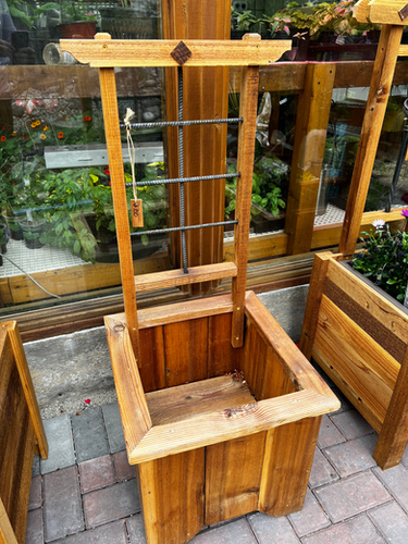 Cedar Planter rebar trellis | LynnArt Gardens