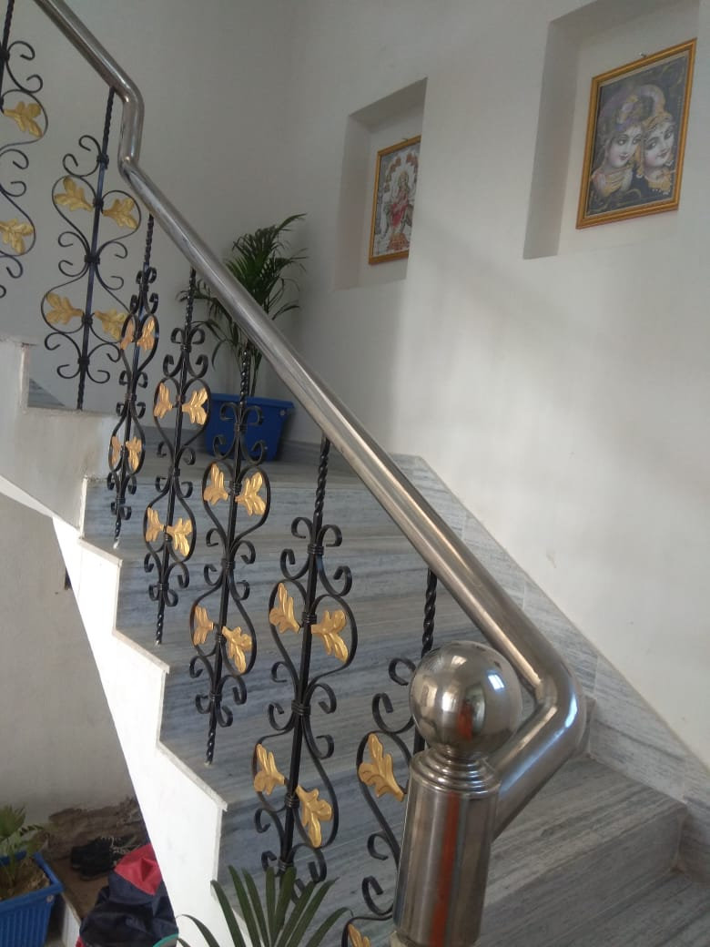 Modern Iron steps railing design for house stairs, | FabricatorIndia