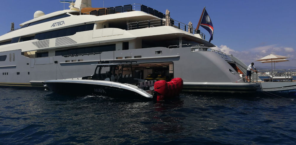 El ‘Azteca’, un yate súper lujo en aguas de Torre del Mar
