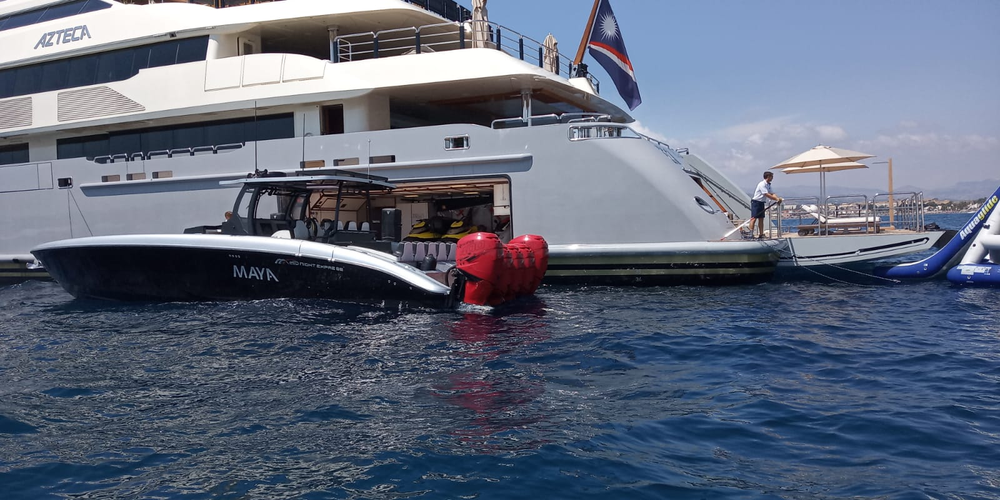 El ‘Azteca’, un yate súper lujo en aguas de Torre del Mar