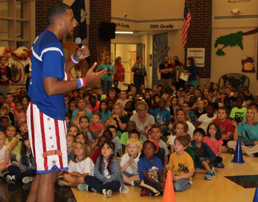 Harlem Globetrotter delivers slam dunk performance at Oak Pointe ...