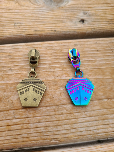 Cruise ship #5 zipper pull | Renmae Designs