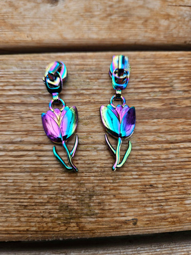 Tulip (flower) #5 zipper pull | Renmae Designs