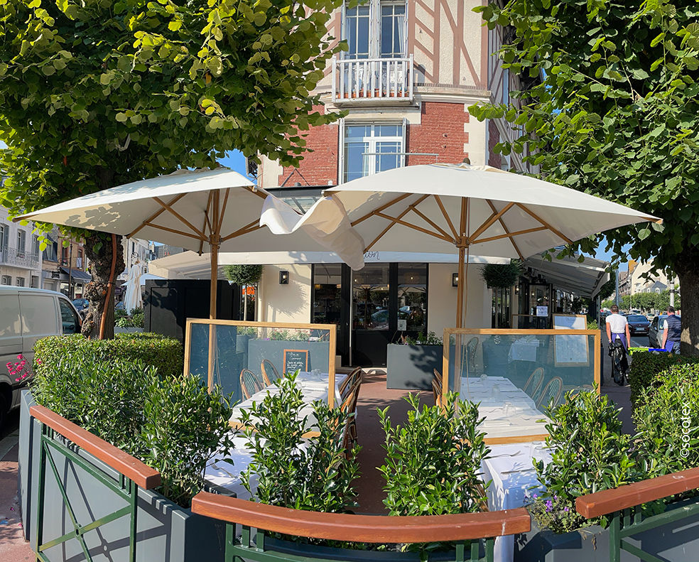 Les Parasols au design Chic et naturel, pour cette terrasse de Restaurant