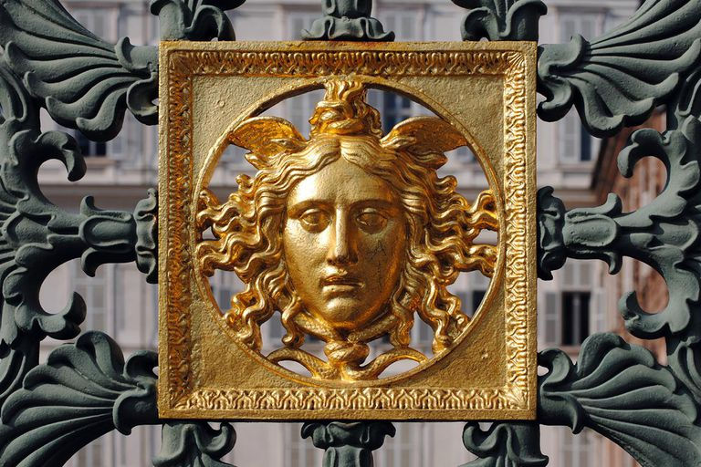 Por que TEMPLO DE MEDUSA? Why is the name MEDUSA'S TEMPLE?