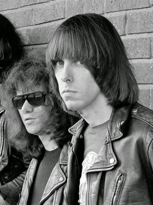 Ramones: quando Johnny Ramone jogou pedras nos Beatles no show no Shea ...