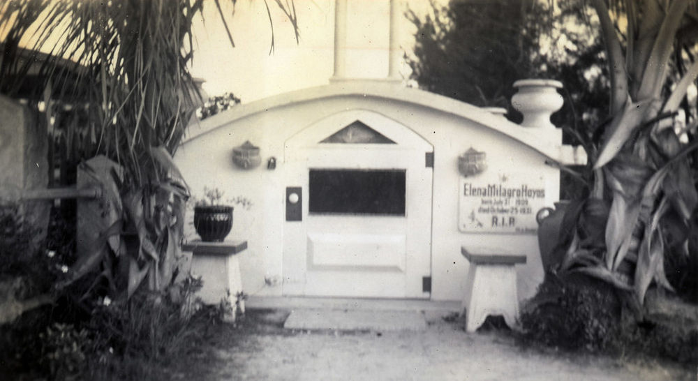 Carl Tanzler dug up his beautiful dead patient Elena De Hoyos and had ...