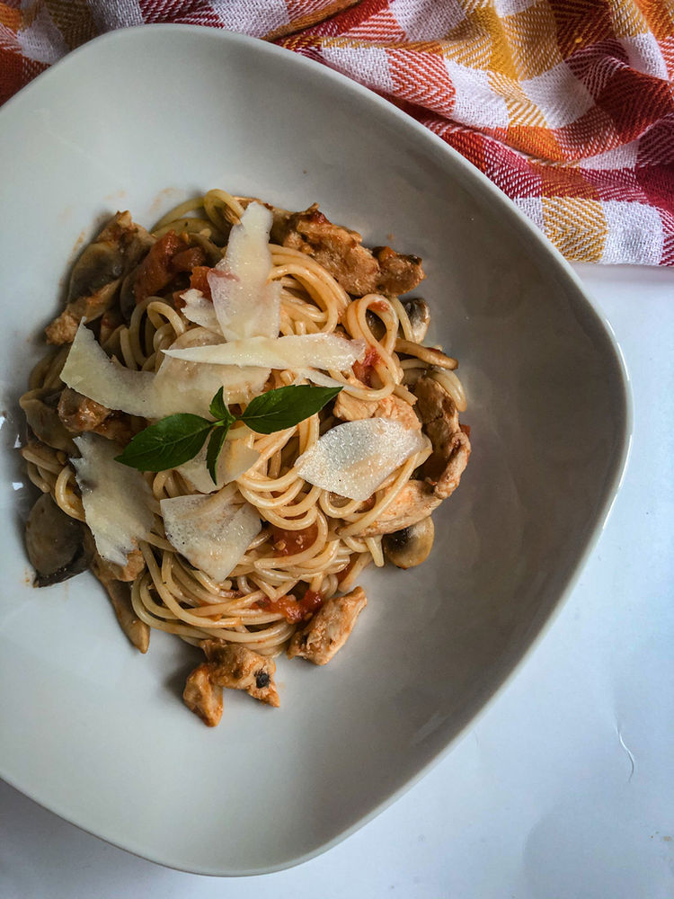 Spaghete cu pui si ciuperci