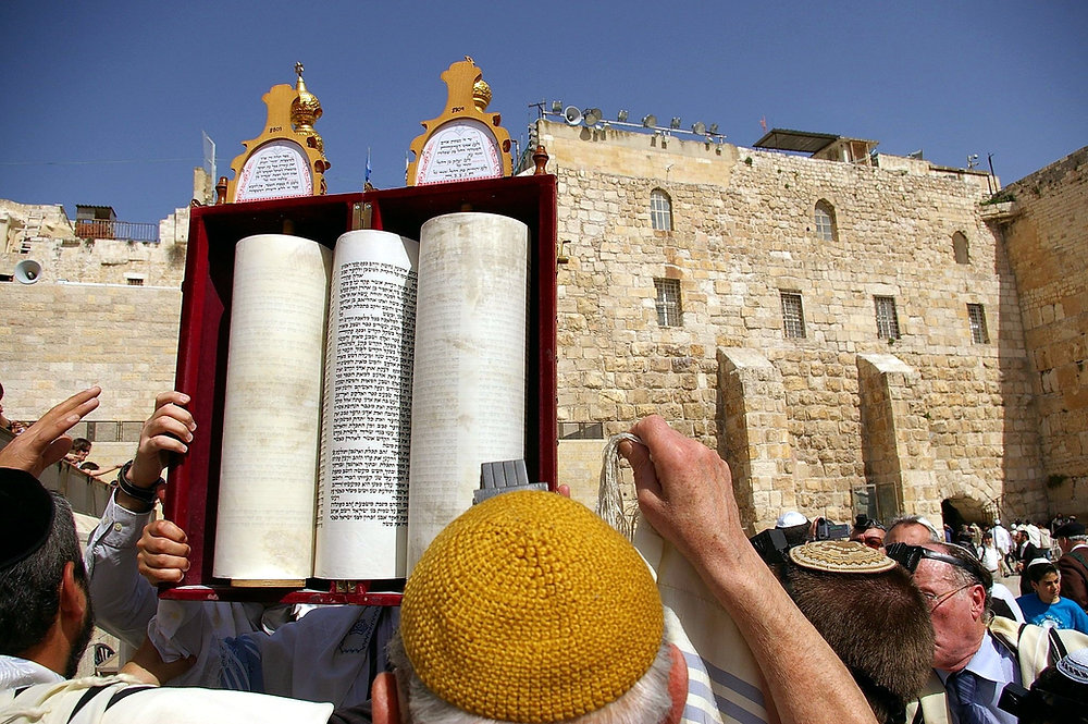 Hagbah - Lifting The Sefer Torah
