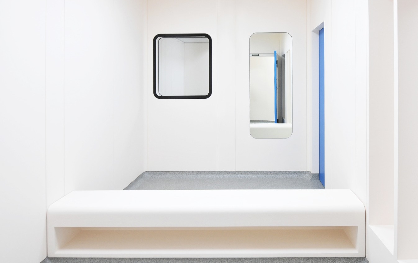 Cleanroom Step Over Bench | MRC Cleanrooms - panels & accessories, HVAC ...