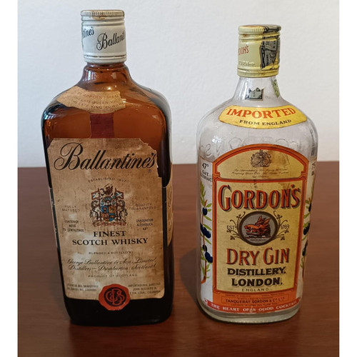 Juego de botellas antiguas: Gordon's Dry Gin (1970's) & Ballantine's Finest Scot | La Independencia