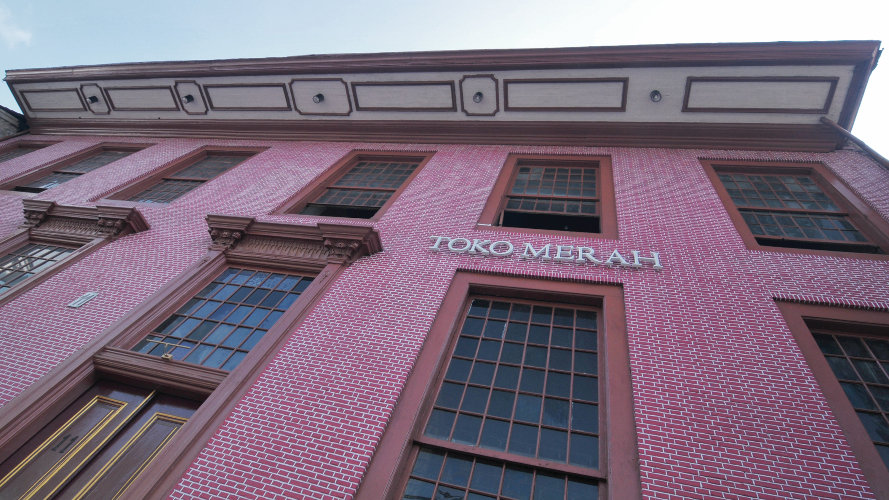 Menjelajah Toko Merah
