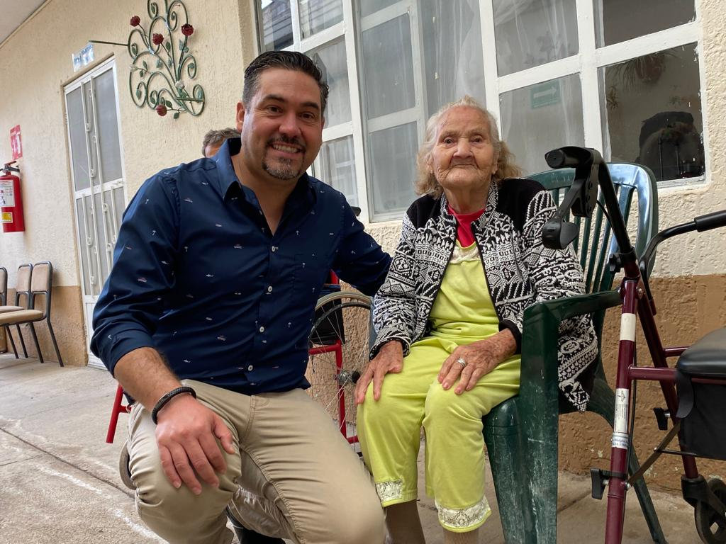 Entrega diputado Piñón apoyos alimentarios en asilo de Santa Bárbara