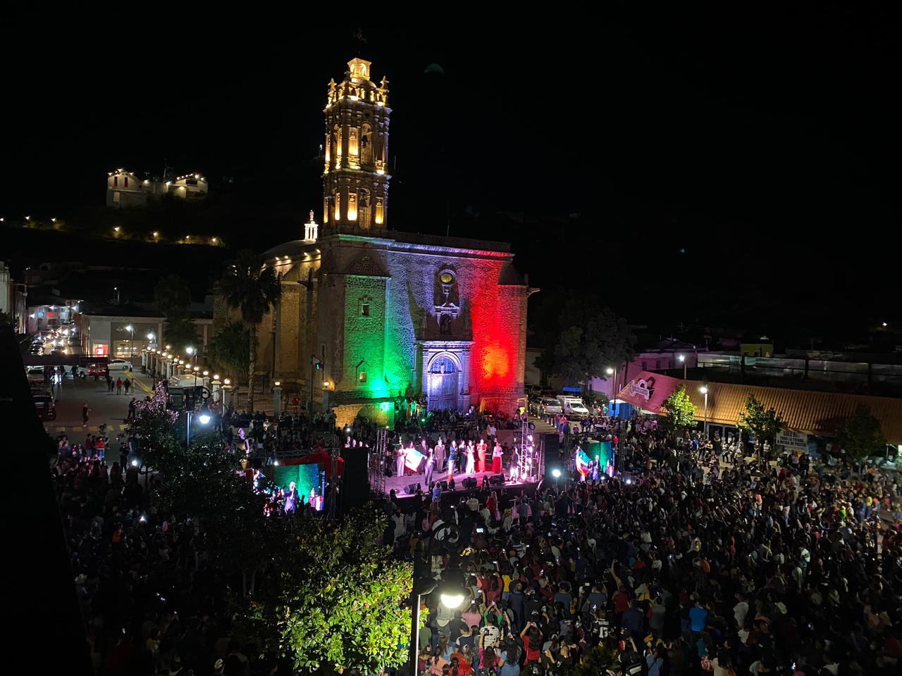 Autoridades civiles y militares realizan el grito de Independencia en ...
