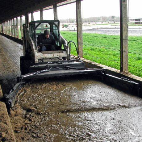 Mensch M7000 Adjustable Manure Scraper | Kitt Ltd