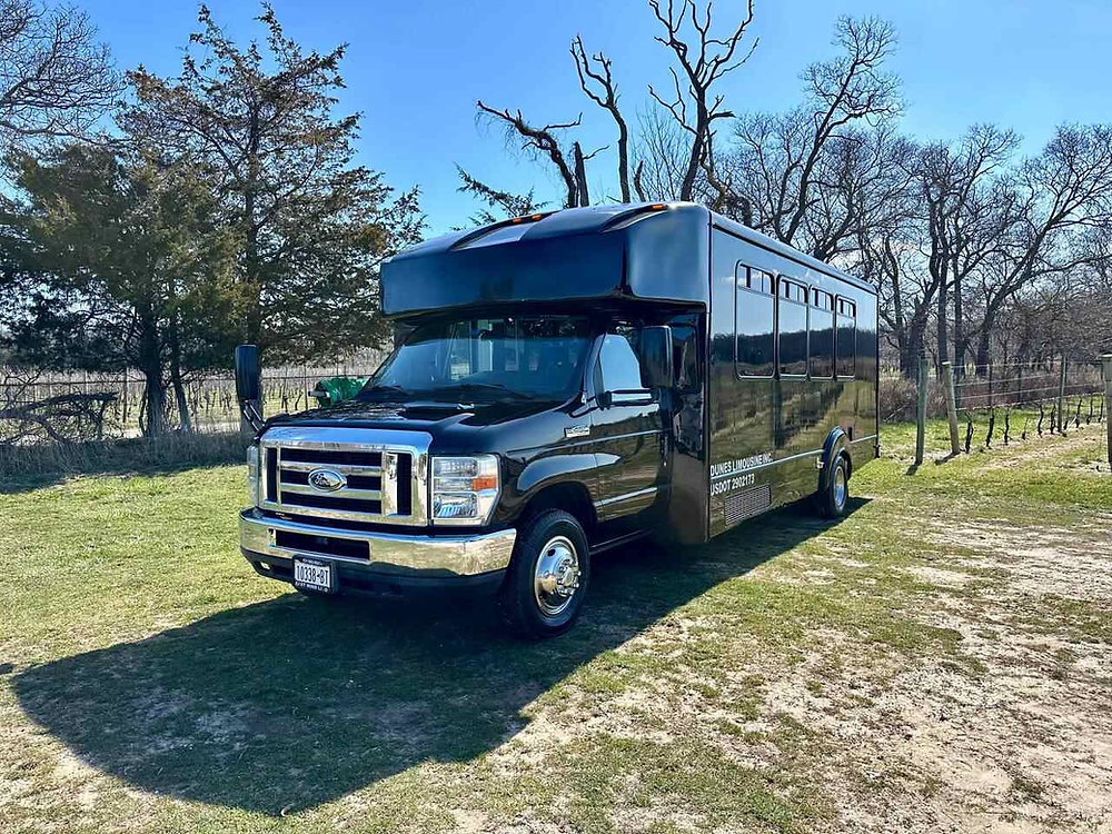 North Fork Wine Tour with Shuttle Bus for 25 passengers.