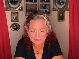 Intuitive Psychic Mediumship And Tarot Reader | Miss Molly Knows