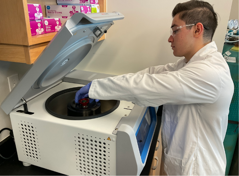 Vagif Kazimli pellet his cells with the centrifuge (December 2022)