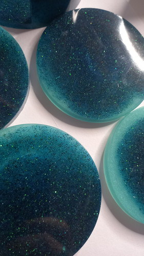 Set of four resin circle coasters and holder | The L's Tree