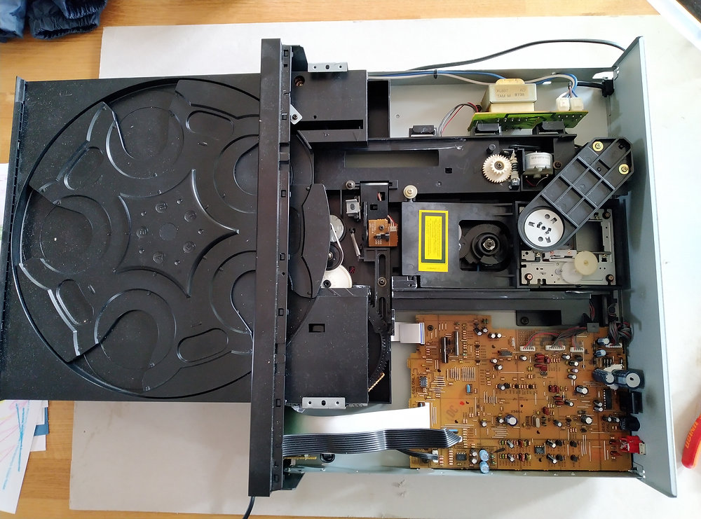 Repairing a drive belt of a Yamaha CDC 665 5 cd-changer
