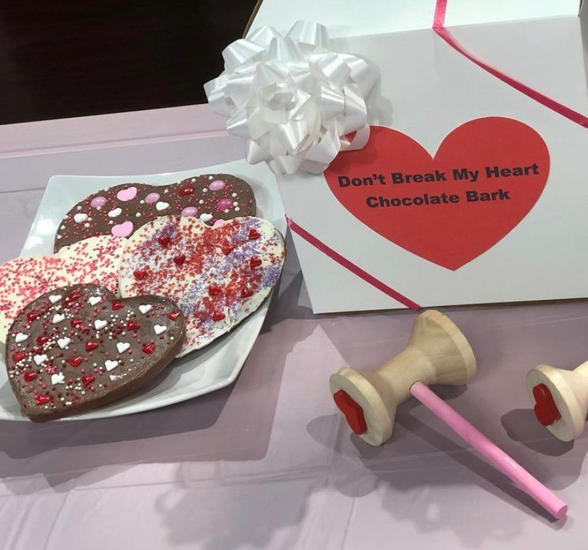 DIY VALENTINE'S DAY CHOCOLATE BREAK BARK
