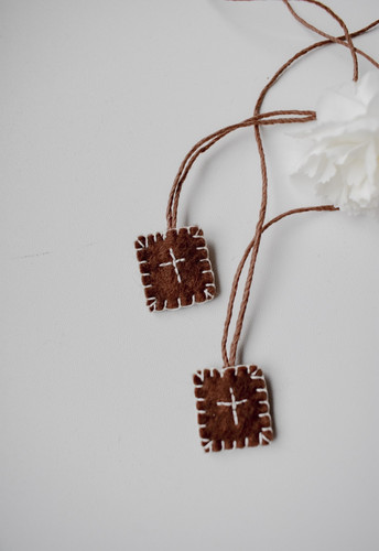 Mini Embroidered Brown Scapular (white) | Qui Minimo