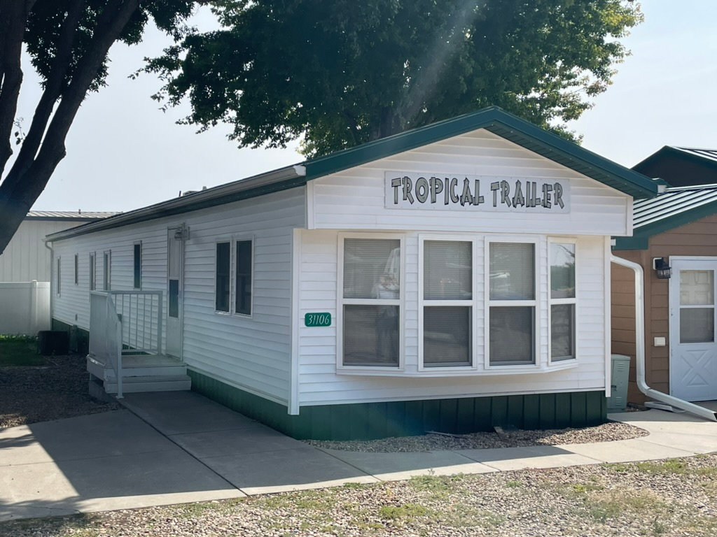 DJ's Resort | Tropical Trailer