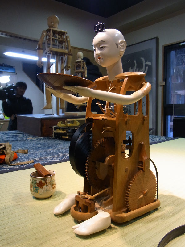 Discovering the craft of "karakuri" dolls