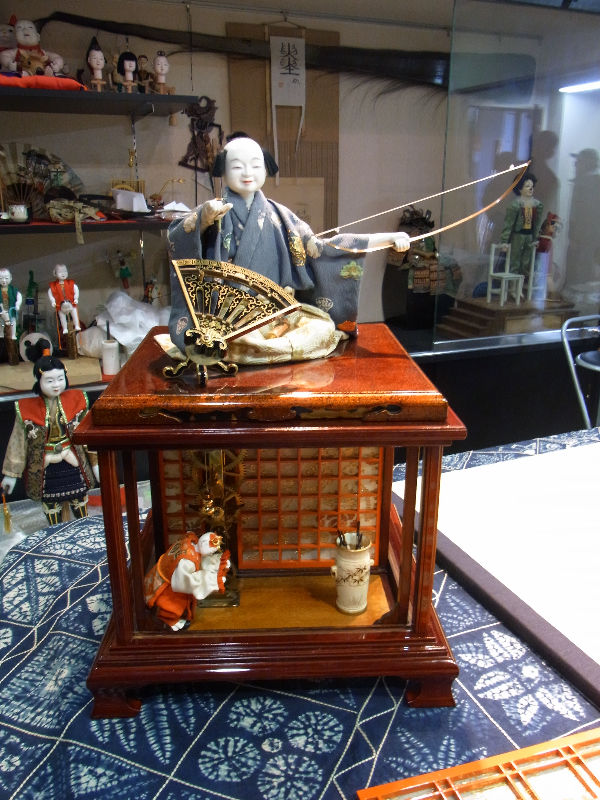 Discovering the craft of "karakuri" dolls