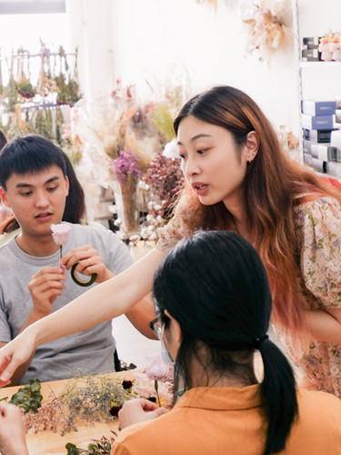 Learn Basic Flower Arrangement with Dried/Preserved Flowers | The ...