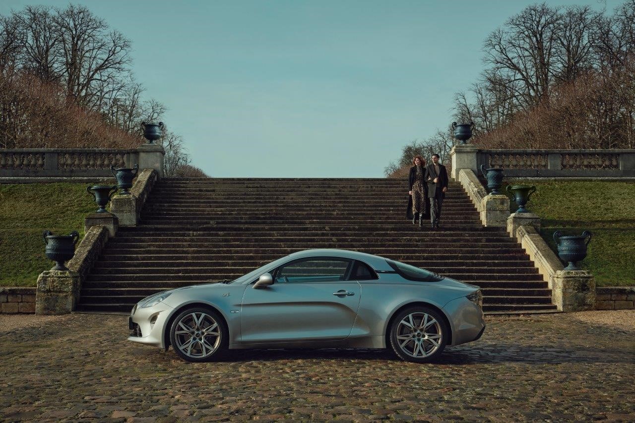 DISCOVER THE A110 LÉGENDE GT IN ABYSS BLUE AND DEEP BLACK