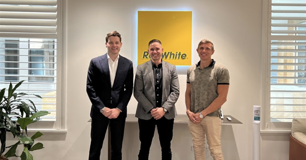 North Shore agents team up to “paint the town yellow”