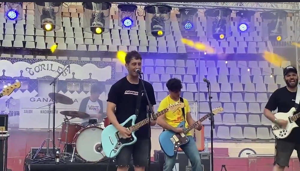 Actuación sorpresa de Alfred con la Banda La La Love YOU