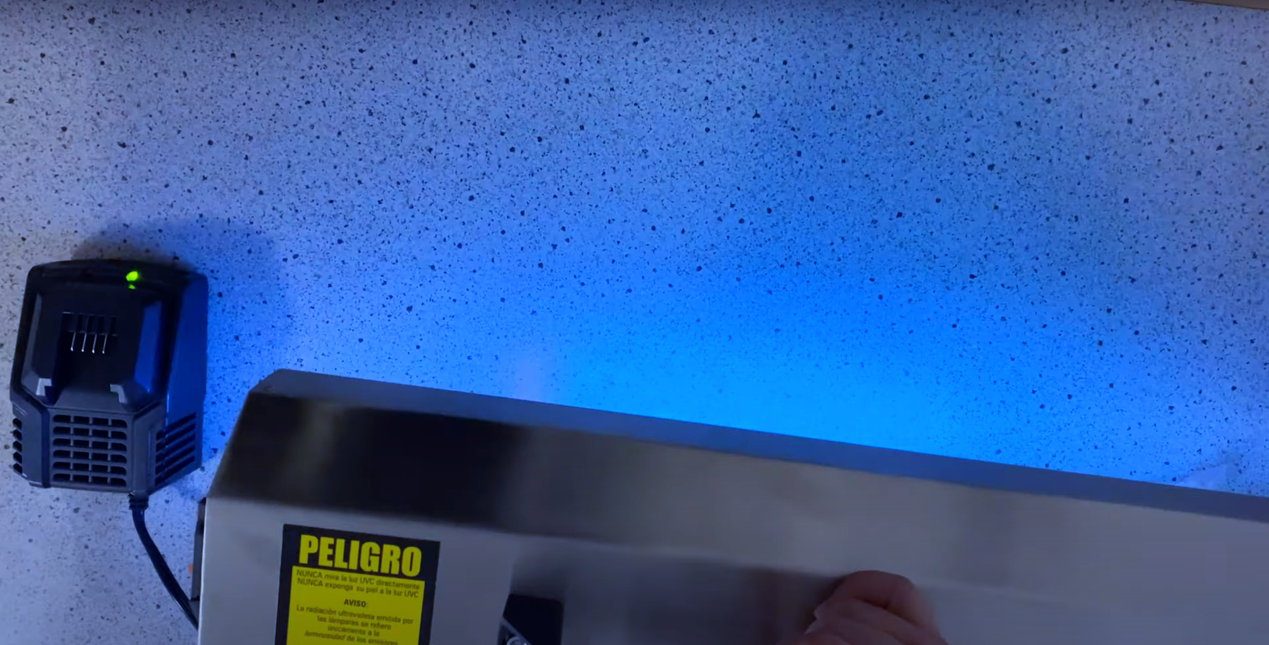 PORTABLE UV-C LIGHT EMITTER FOR SURFACES