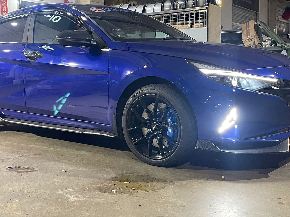 Hyundai Avante CN7 Upgraded Front 6 pot w Candy Blue Calipers