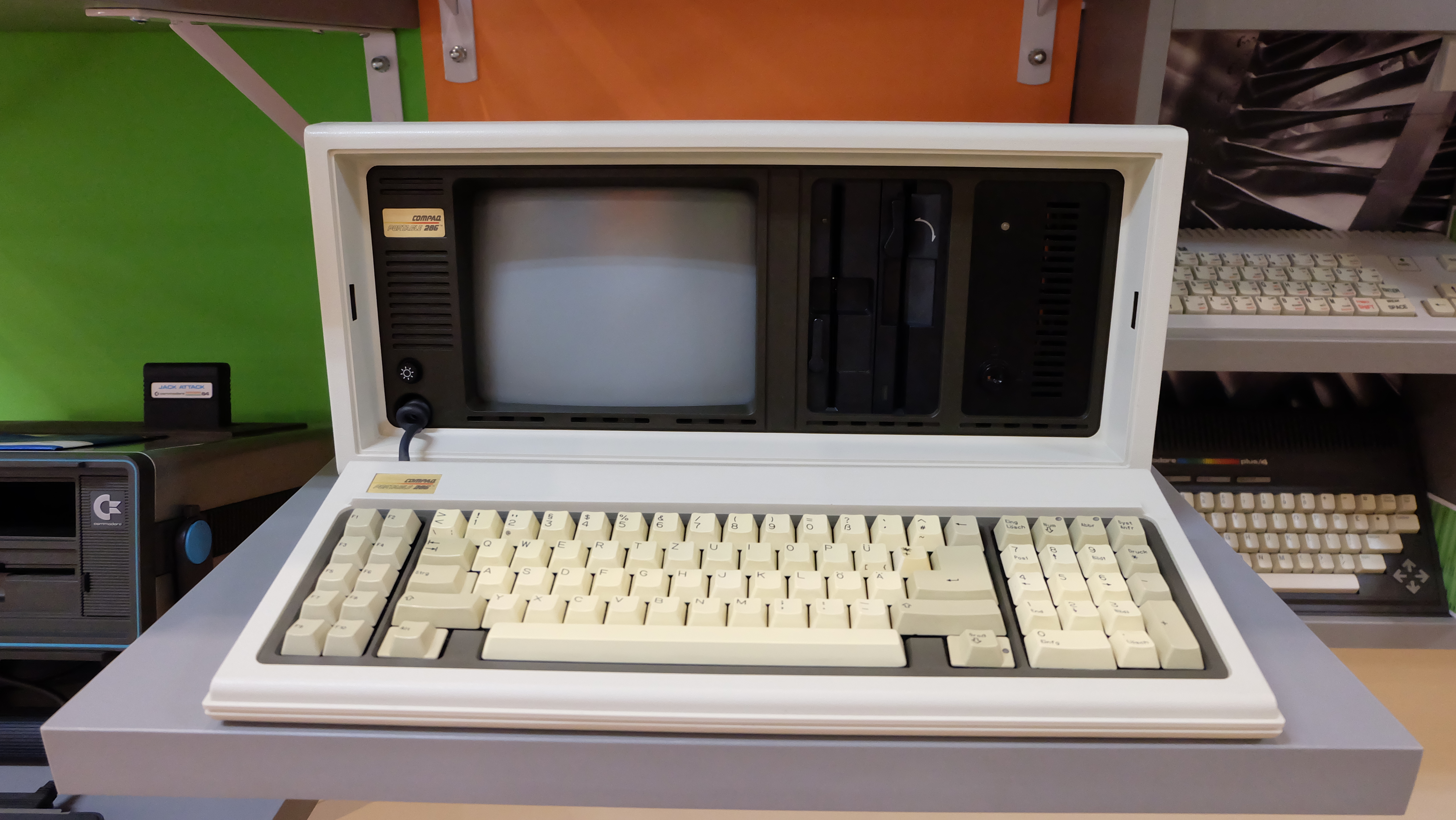Retro Computer | Žatec | Staré počítače | Tesla | Datapoint | HP