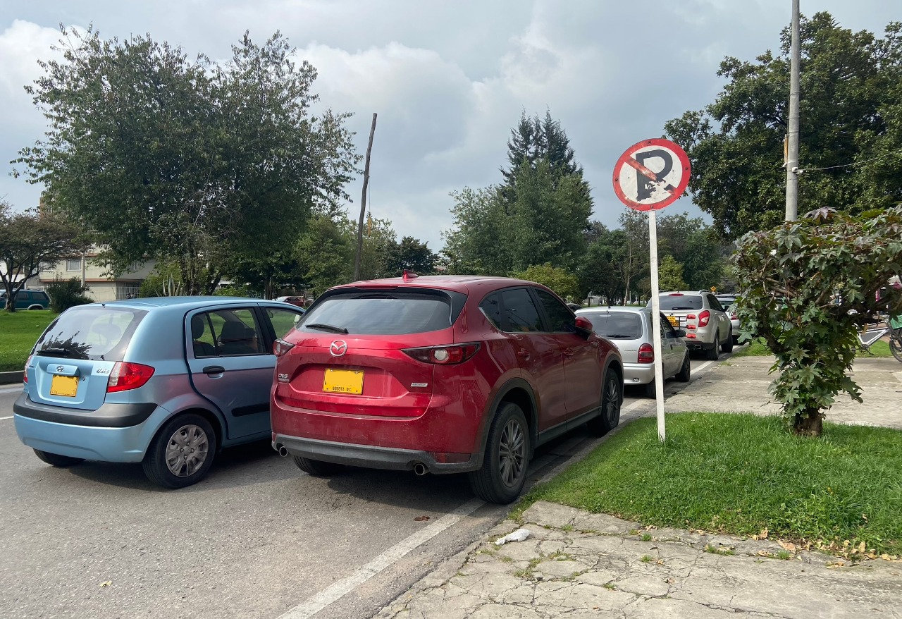 Continúa el mal parqueo en el barrio José Joaquín Vargas