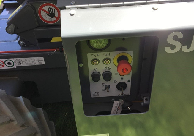 Skyjack SJ6832 RT - 11.75m Rough Terrain 4x4 Scissor Lift