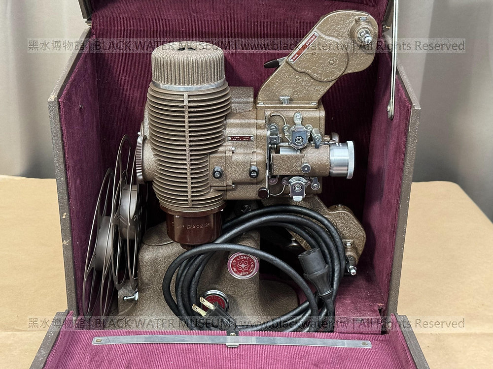 民國23年，貝靈巧公司 Filmo『外交官』57系列X型 16mm電影放映機，115 伏特，9安培，美國製造。《Black Water ...