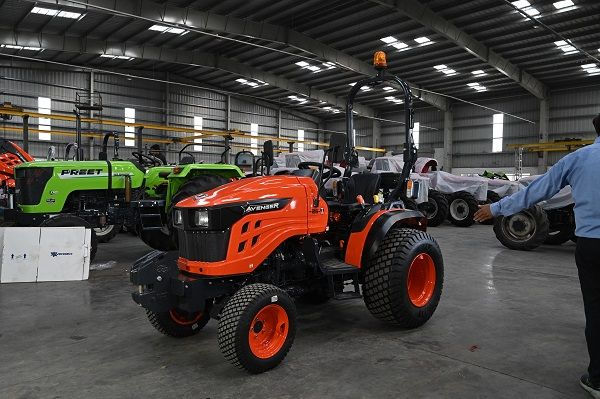 Avenger Tractor 26 9+3 (Mitsubishi tractor engine) Radial Tyres