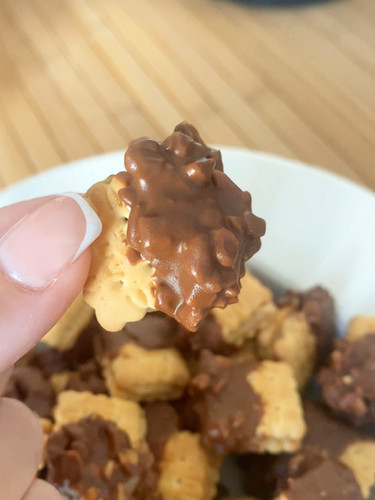 Let's make tiny hazelnut snacks!