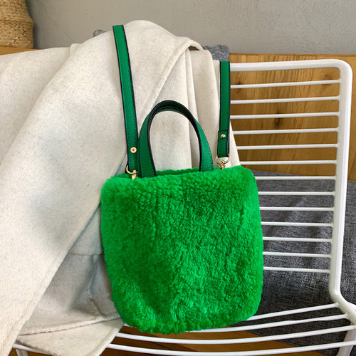 Shearing Sheepskin Bucket bag in Emerald | daymisfurry