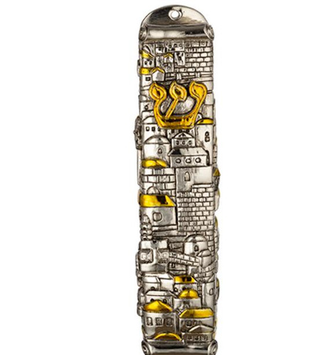 Mezuza grande prateada com detalhes dourados. | jerusalemplus