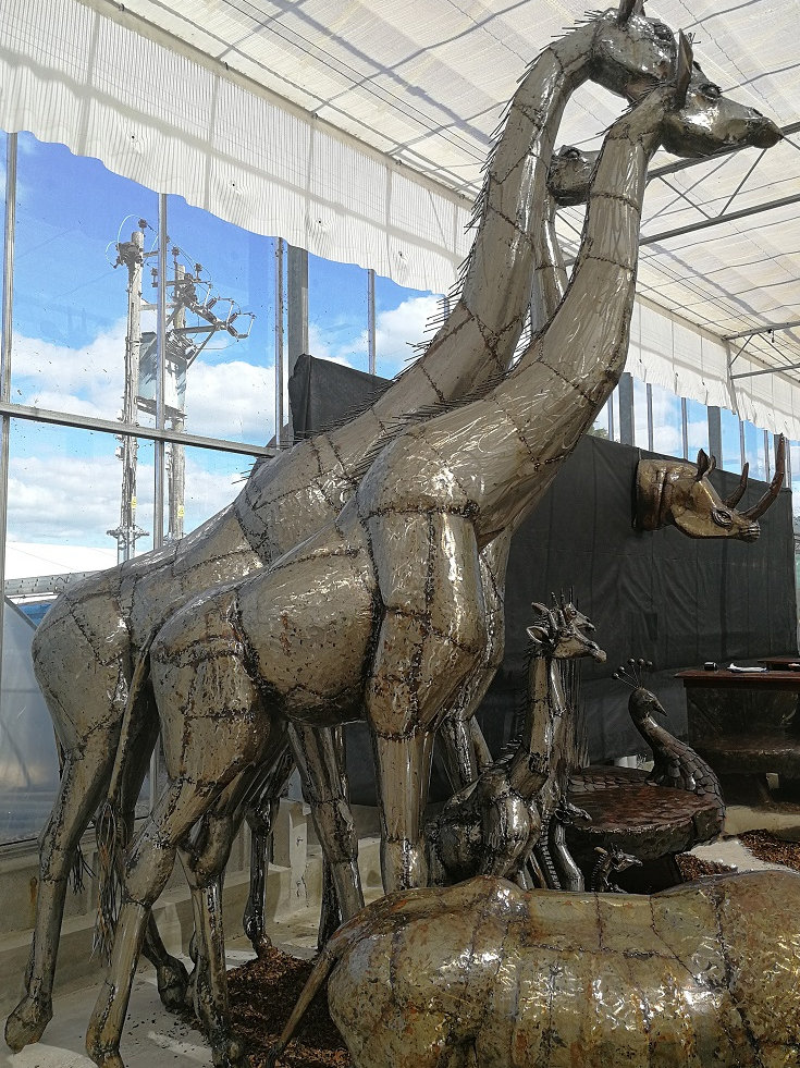 LARGE METAL GIRAFFE SCULPTURES. | thepalmtreecompany